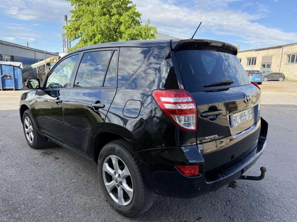 Black Toyota RAV4 2010 in Taurage, with an engine capacity of 2.23 L and mileage of 294 thousand km for 4500 €, photo 6 on AUTOMOTO.COM.LV
