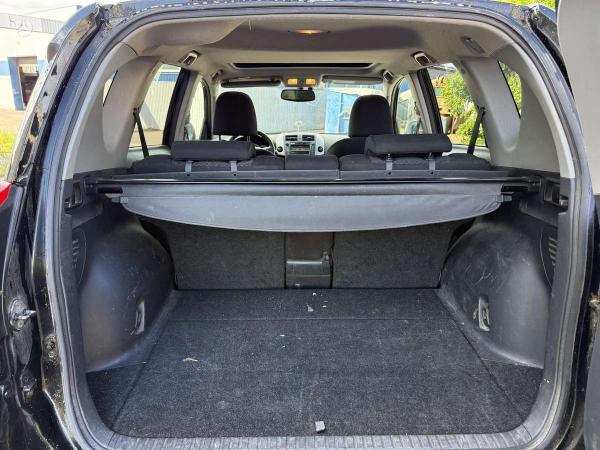 Black Toyota RAV4 2010 in Taurage, with an engine capacity of 2.23 L and mileage of 294 thousand km for 4500 €, photo 9 on AUTOMOTO.COM.LV