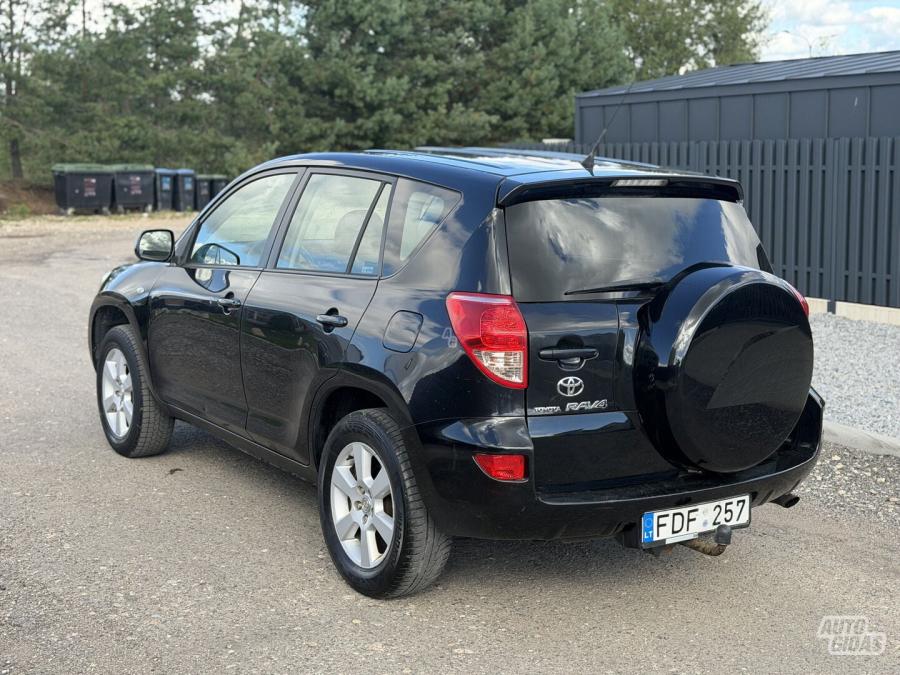 Melns Toyota RAV4 2010 Viļņa, ar dzinēja tilpumu 2.20 L un nobraukumu 333 tūkst. km par 3250 €, foto 6 vietnē AUTOMOTO.COM.LV
