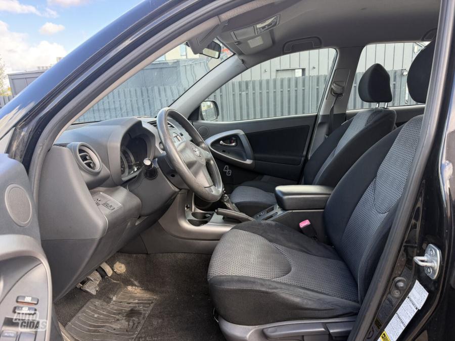 Melns Toyota RAV4 2010 Viļņa, ar dzinēja tilpumu 2.20 L un nobraukumu 333 tūkst. km par 3250 €, foto 9 vietnē AUTOMOTO.COM.LV