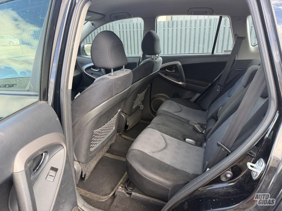 Melns Toyota RAV4 2010 Viļņa, ar dzinēja tilpumu 2.20 L un nobraukumu 333 tūkst. km par 3250 €, foto 10 vietnē AUTOMOTO.COM.LV