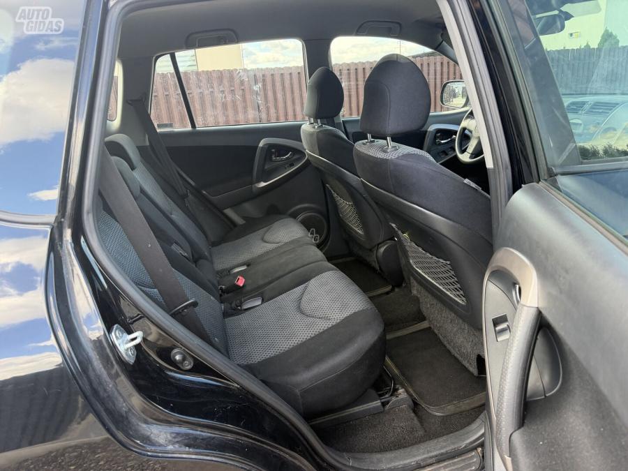 Melns Toyota RAV4 2010 Viļņa, ar dzinēja tilpumu 2.20 L un nobraukumu 333 tūkst. km par 3250 €, foto 11 vietnē AUTOMOTO.COM.LV