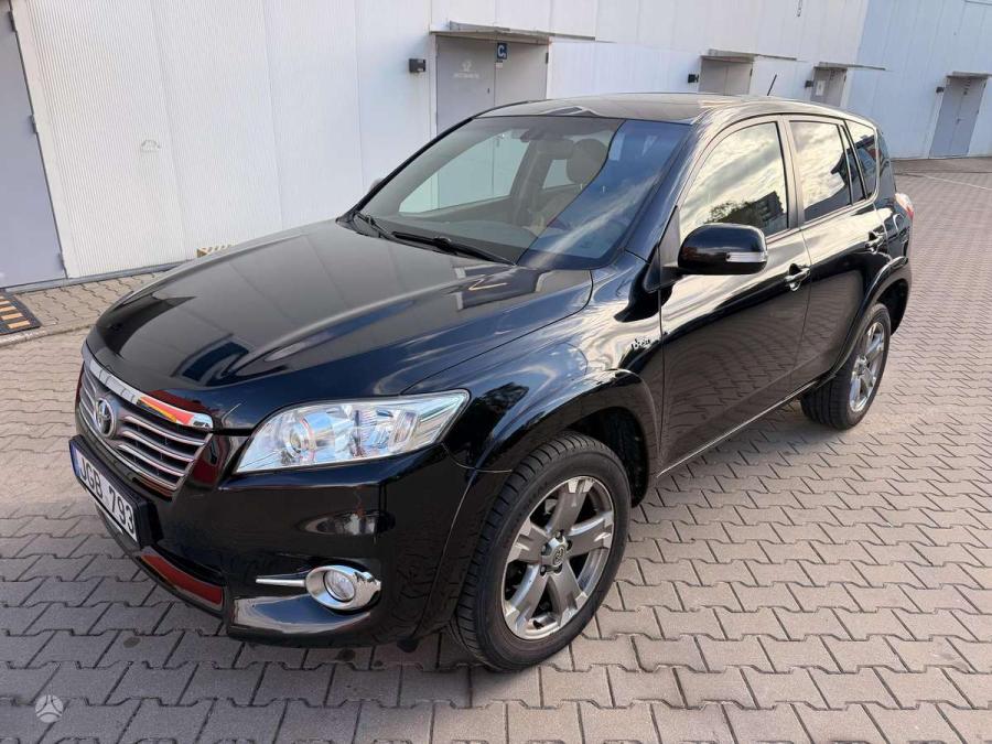 Black Toyota RAV4 2010 in Vilnius, with an engine capacity of 2.23 L and mileage of 310 thousand km for 5500 €, photo 3 on AUTOMOTO.COM.LV