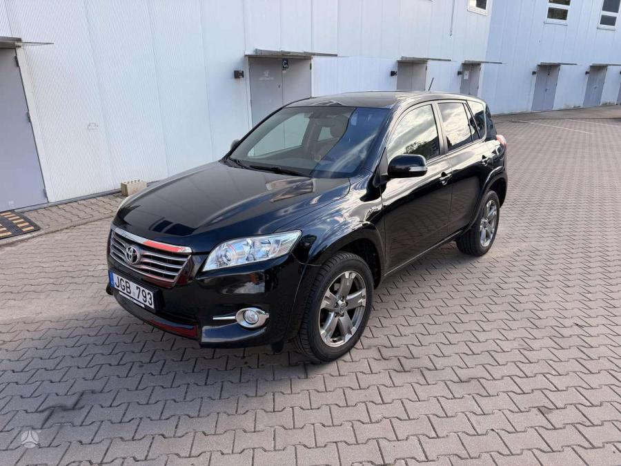 Black Toyota RAV4 2010 in Vilnius, with an engine capacity of 2.23 L and mileage of 310 thousand km for 5500 €, photo 4 on AUTOMOTO.COM.LV