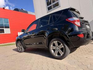 Black Toyota RAV4 2010 in Vilnius, with an engine capacity of 2.23 L and mileage of 310 thousand km for 5500 €, photo 5 on AUTOMOTO.COM.LV