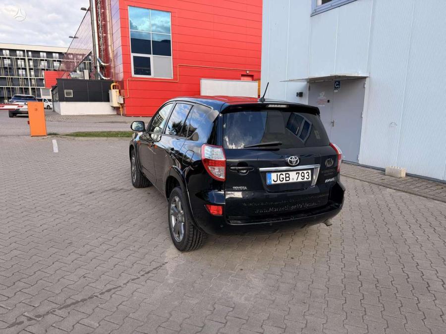 Black Toyota RAV4 2010 in Vilnius, with an engine capacity of 2.23 L and mileage of 310 thousand km for 5500 €, photo 7 on AUTOMOTO.COM.LV