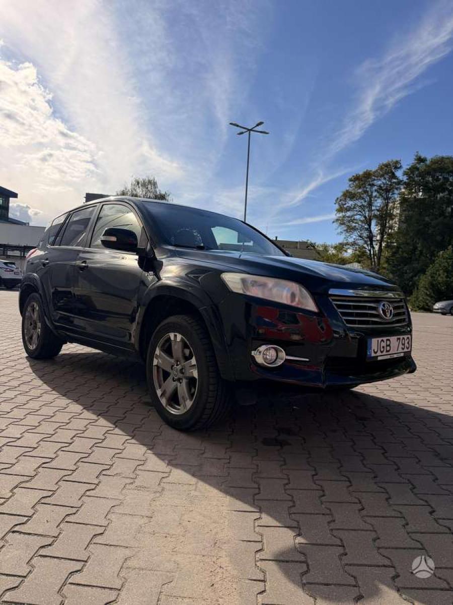Black Toyota RAV4 2010 in Vilnius, with an engine capacity of 2.23 L and mileage of 310 thousand km for 5500 €, photo 8 on AUTOMOTO.COM.LV