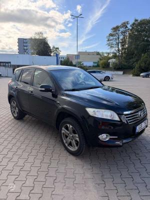 Black Toyota RAV4 2010 in Vilnius, with an engine capacity of 2.23 L and mileage of 310 thousand km for 5500 €, photo 9 on AUTOMOTO.COM.LV