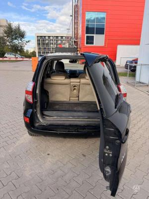 Black Toyota RAV4 2010 in Vilnius, with an engine capacity of 2.23 L and mileage of 310 thousand km for 5500 €, photo 13 on AUTOMOTO.COM.LV