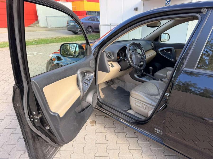 Black Toyota RAV4 2010 in Vilnius, with an engine capacity of 2.23 L and mileage of 310 thousand km for 5500 €, photo 14 on AUTOMOTO.COM.LV