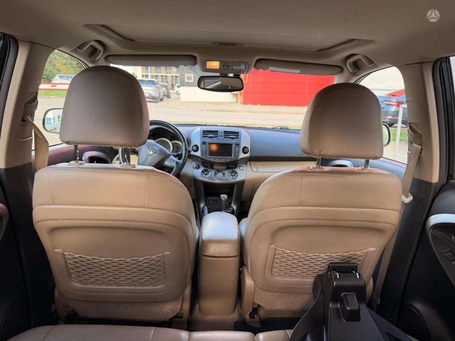 Black Toyota RAV4 2010 in Vilnius, with an engine capacity of 2.23 L and mileage of 310 thousand km for 5500 €, photo 15 on AUTOMOTO.COM.LV