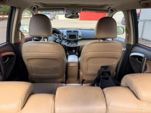Black Toyota RAV4 2010 in Vilnius, with an engine capacity of 2.23 L and mileage of 310 thousand km for 5500 €, photo 16 on AUTOMOTO.COM.LV