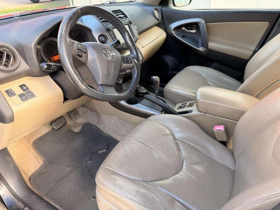 Black Toyota RAV4 2010 in Vilnius, with an engine capacity of 2.23 L and mileage of 310 thousand km for 5500 €, photo 17 on AUTOMOTO.COM.LV