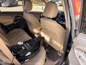 Black Toyota RAV4 2010 in Vilnius, with an engine capacity of 2.23 L and mileage of 310 thousand km for 5500 €, photo 20 on AUTOMOTO.COM.LV