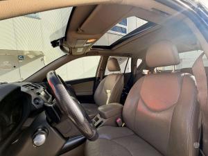 Black Toyota RAV4 2010 in Vilnius, with an engine capacity of 2.23 L and mileage of 310 thousand km for 5500 €, photo 21 on AUTOMOTO.COM.LV