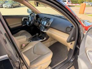 Black Toyota RAV4 2010 in Vilnius, with an engine capacity of 2.23 L and mileage of 310 thousand km for 5500 €, photo 22 on AUTOMOTO.COM.LV