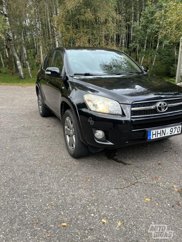 Melns Toyota RAV4 2010 Plungė, ar dzinēja tilpumu 2.20 L un nobraukumu 268 tūkst. km par 6300 €, foto 3 vietnē AUTOMOTO.COM.LV