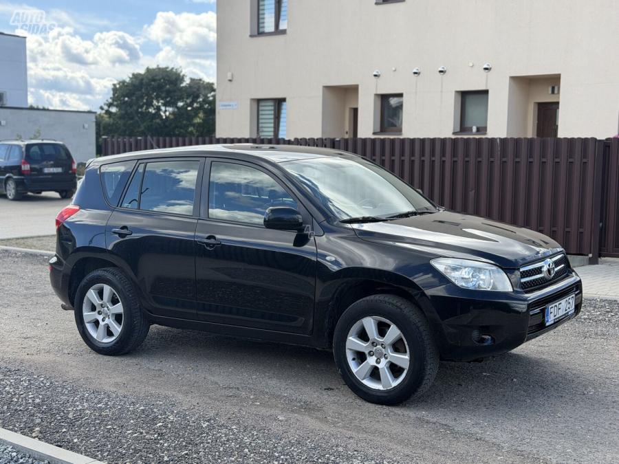 Melns Toyota RAV4 2010 Viļņa, ar dzinēja tilpumu 2.20 L un nobraukumu 333 tūkst. km par 3250 €, foto 3 vietnē AUTOMOTO.COM.LV