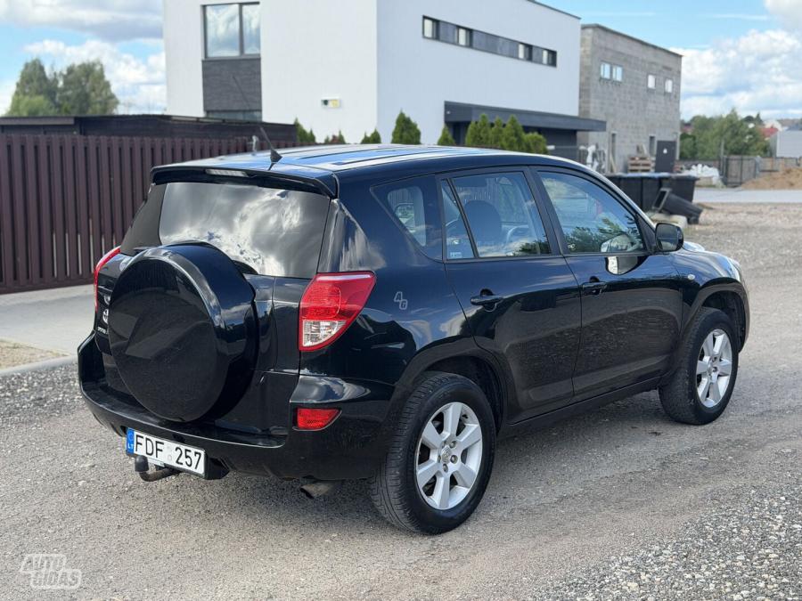 Melns Toyota RAV4 2010 Viļņa, ar dzinēja tilpumu 2.20 L un nobraukumu 333 tūkst. km par 3250 €, foto 4 vietnē AUTOMOTO.COM.LV