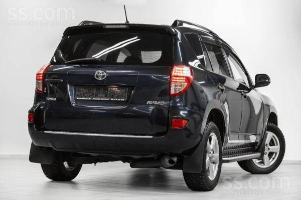 Black Toyota RAV4 2011 in Tukums, with an engine capacity of 2.20 L and mileage of 0 thousand km for 6990 €, photo 3 on AUTOMOTO.COM.LV