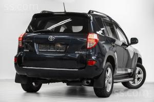 Black Toyota RAV4 2011 in Tukums, with an engine capacity of 2.20 L and mileage of 0 thousand km for 6990 €, photo 3 on AUTOMOTO.COM.LV