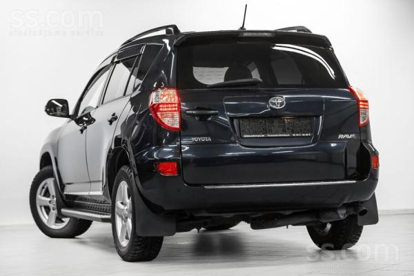 Black Toyota RAV4 2011 in Tukums, with an engine capacity of 2.20 L and mileage of 0 thousand km for 6990 €, photo 4 on AUTOMOTO.COM.LV