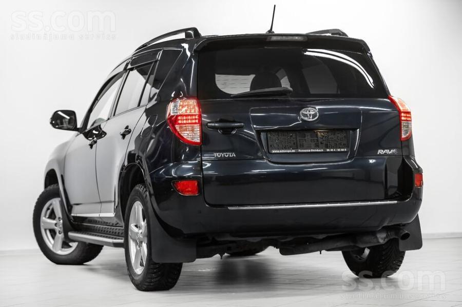 Black Toyota RAV4 2011 in Tukums, with an engine capacity of 2.20 L and mileage of 0 thousand km for 6990 €, photo 4 on AUTOMOTO.COM.LV