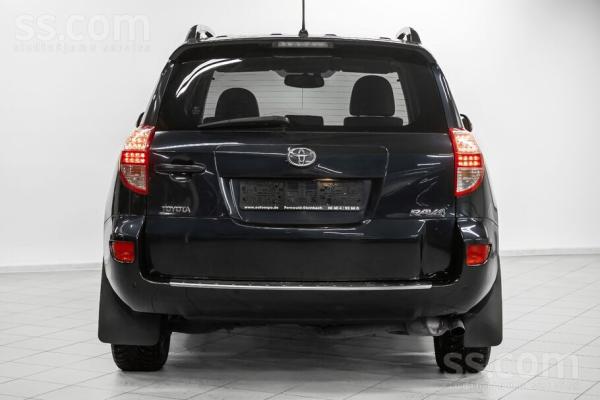 Black Toyota RAV4 2011 in Tukums, with an engine capacity of 2.20 L and mileage of 0 thousand km for 6990 €, photo 5 on AUTOMOTO.COM.LV