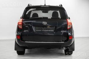 Black Toyota RAV4 2011 in Tukums, with an engine capacity of 2.20 L and mileage of 0 thousand km for 6990 €, photo 5 on AUTOMOTO.COM.LV
