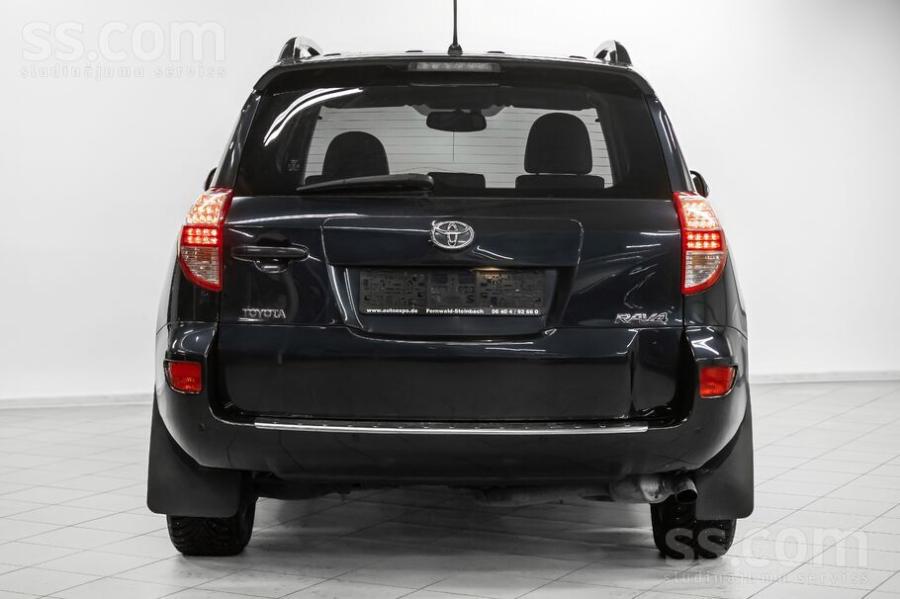 Black Toyota RAV4 2011 in Tukums, with an engine capacity of 2.20 L and mileage of 0 thousand km for 6990 €, photo 5 on AUTOMOTO.COM.LV