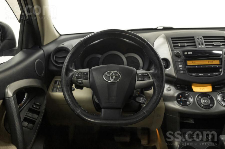 Black Toyota RAV4 2011 in Tukums, with an engine capacity of 2.20 L and mileage of 0 thousand km for 6990 €, photo 12 on AUTOMOTO.COM.LV