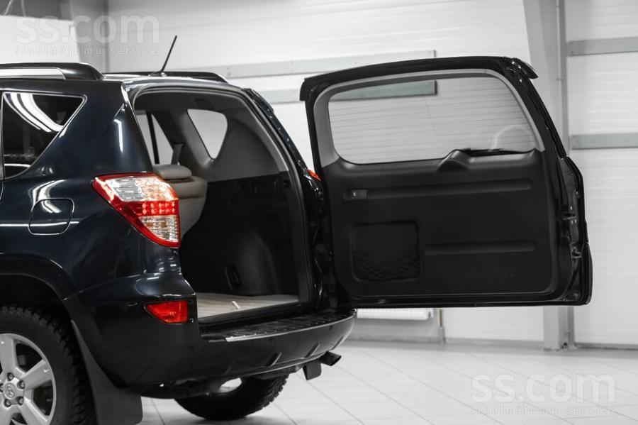 Black Toyota RAV4 2011 in Tukums, with an engine capacity of 2.20 L and mileage of 0 thousand km for 6990 €, photo 22 on AUTOMOTO.COM.LV