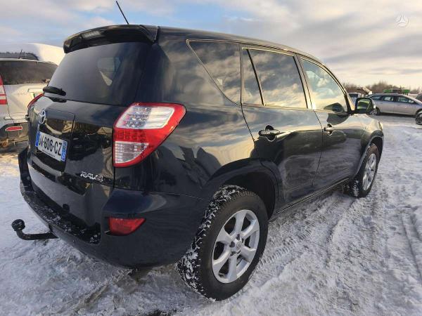 Black Toyota RAV4 2011 in Utena, with an engine capacity of 2.20 L and mileage of 253 thousand km for 7499 €, photo 3 on AUTOMOTO.COM.LV