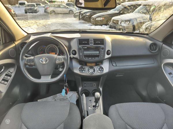 Black Toyota RAV4 2011 in Utena, with an engine capacity of 2.20 L and mileage of 253 thousand km for 7499 €, photo 5 on AUTOMOTO.COM.LV