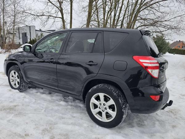 Black Toyota RAV4 2011 in Kaunas, with an engine capacity of 2.20 L and mileage of 285 thousand km for 6150 €, photo 6 on AUTOMOTO.COM.LV