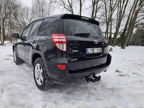 Black Toyota RAV4 2011 in Kaunas, with an engine capacity of 2.20 L and mileage of 285 thousand km for 6150 €, photo 9 on AUTOMOTO.COM.LV