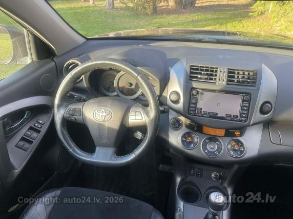 Black Toyota RAV4 2011 in Paide, with an engine capacity of 2.20 L and mileage of 265 thousand km for 8000 €, photo 5 on AUTOMOTO.COM.LV