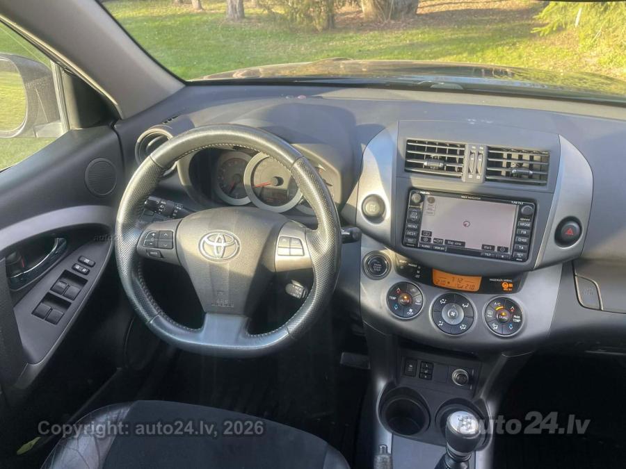 Black Toyota RAV4 2011 in Paide, with an engine capacity of 2.20 L and mileage of 265 thousand km for 8000 €, photo 6 on AUTOMOTO.COM.LV