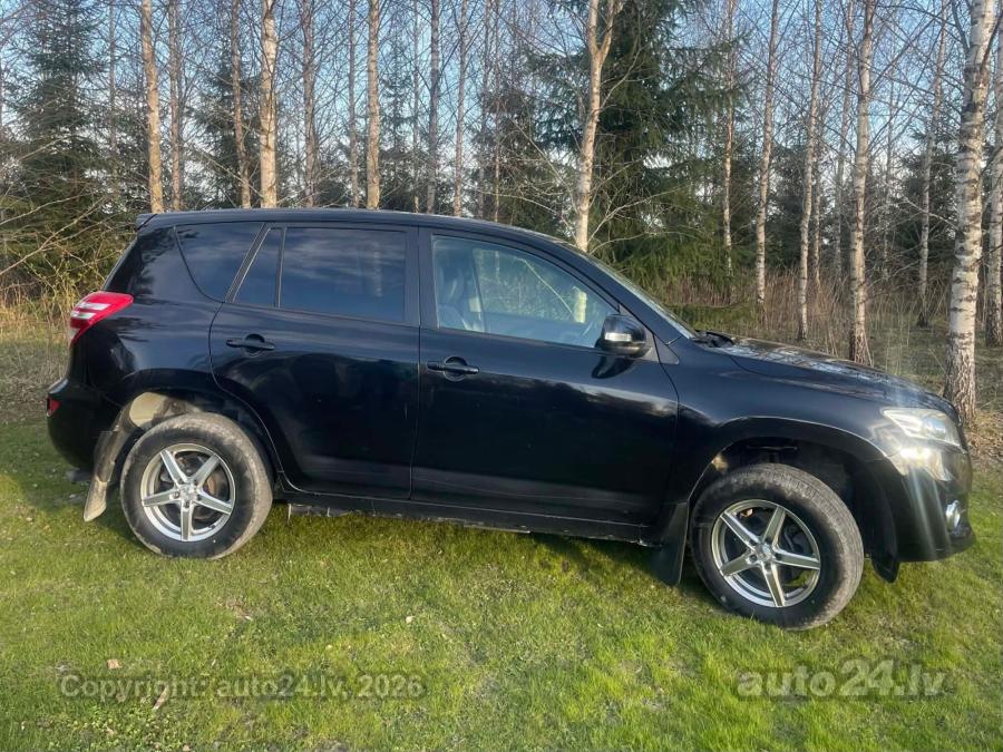 Black Toyota RAV4 2011 in Paide, with an engine capacity of 2.20 L and mileage of 265 thousand km for 8000 €, photo 9 on AUTOMOTO.COM.LV