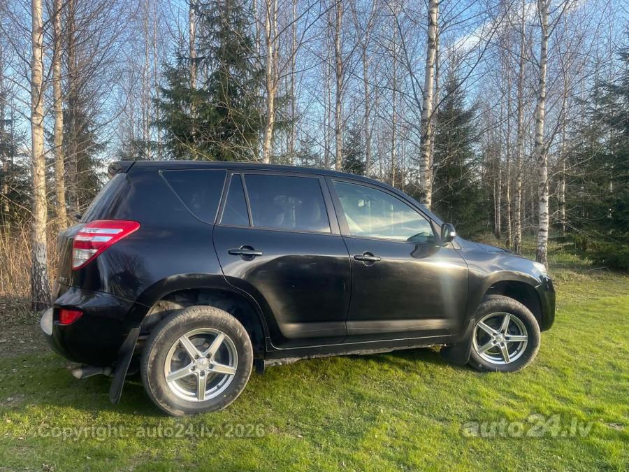 Black Toyota RAV4 2011 in Paide, with an engine capacity of 2.20 L and mileage of 265 thousand km for 8000 €, photo 12 on AUTOMOTO.COM.LV