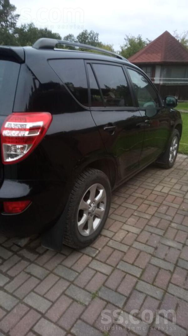 Melns Toyota RAV4 2011 Rīga, ar dzinēja tilpumu 2.20 L un nobraukumu 230 tūkst. km par 7550 €, foto 2 vietnē AUTOMOTO.COM.LV