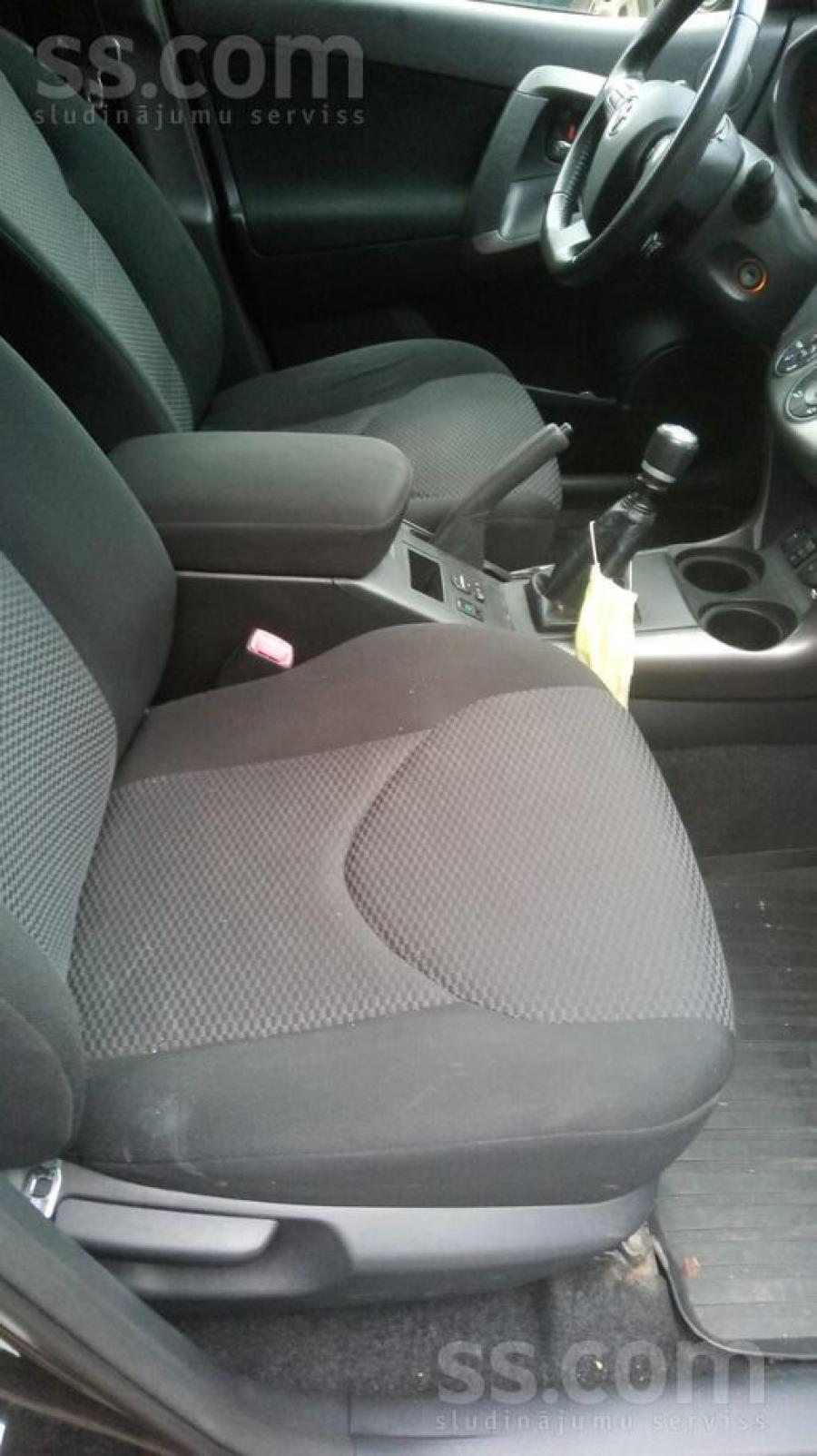 Melns Toyota RAV4 2011 Rīga, ar dzinēja tilpumu 2.20 L un nobraukumu 230 tūkst. km par 7550 €, foto 5 vietnē AUTOMOTO.COM.LV