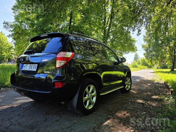 Melns Toyota RAV4 2011 Rīga, ar dzinēja tilpumu 2.20 L un nobraukumu 191 tūkst. km par 7300 €, foto 3 vietnē AUTOMOTO.COM.LV