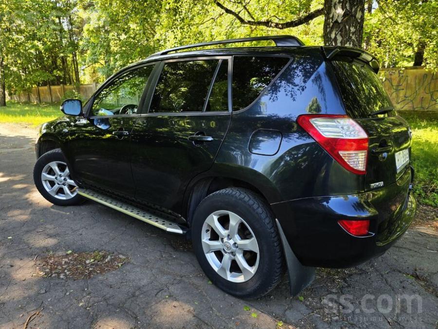 Melns Toyota RAV4 2011 Rīga, ar dzinēja tilpumu 2.20 L un nobraukumu 191 tūkst. km par 7300 €, foto 5 vietnē AUTOMOTO.COM.LV