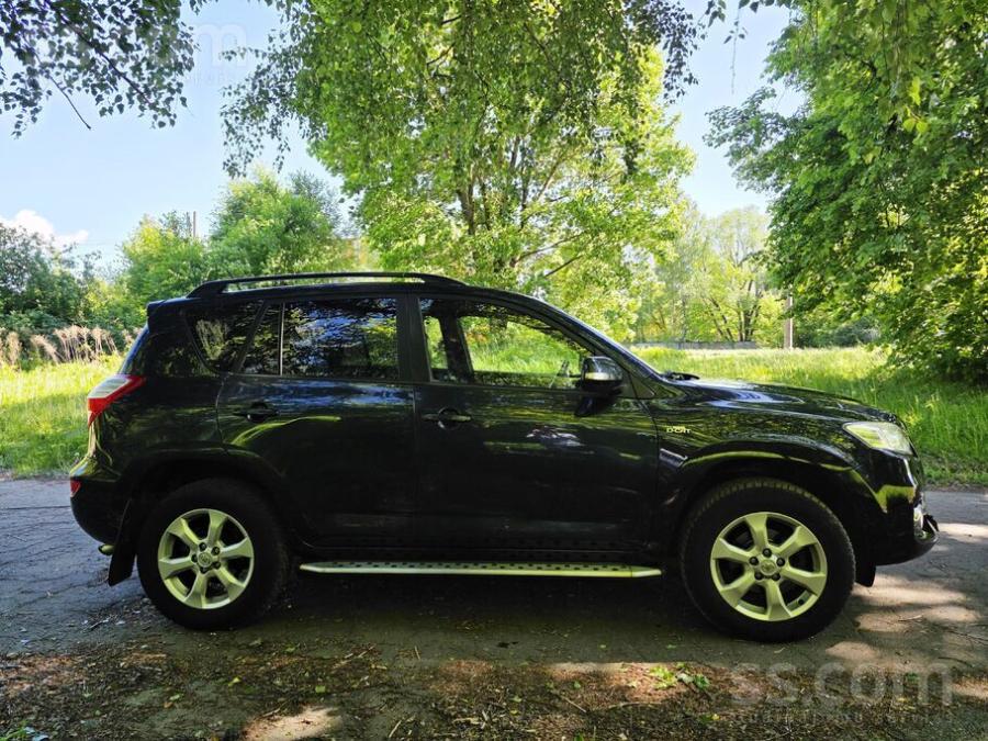 Melns Toyota RAV4 2011 Rīga, ar dzinēja tilpumu 2.20 L un nobraukumu 191 tūkst. km par 7300 €, foto 6 vietnē AUTOMOTO.COM.LV