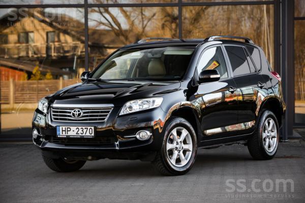 Black Toyota RAV4 2011 in Jelgava, with an engine capacity of 2.00 L and mileage of 145 thousand km for 11500 €, photo 1 on AUTOMOTO.COM.LV