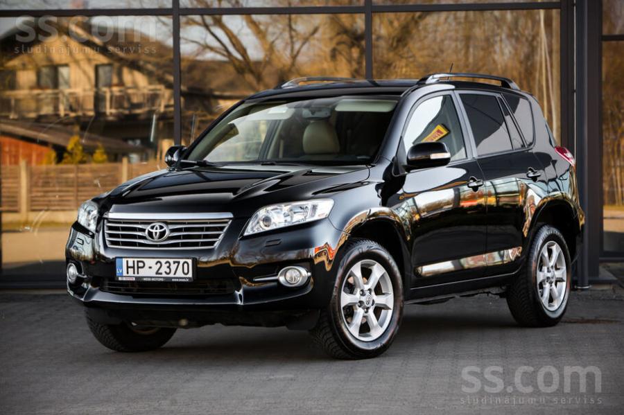 Black Toyota RAV4 2011 in Jelgava, with an engine capacity of 2.00 L and mileage of 145 thousand km for 11500 €, photo 1 on AUTOMOTO.COM.LV
