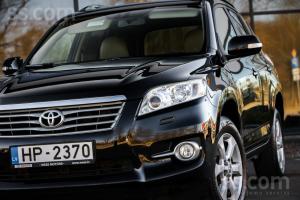 Black Toyota RAV4 2011 in Jelgava, with an engine capacity of 2.00 L and mileage of 145 thousand km for 11500 €, photo 4 on AUTOMOTO.COM.LV