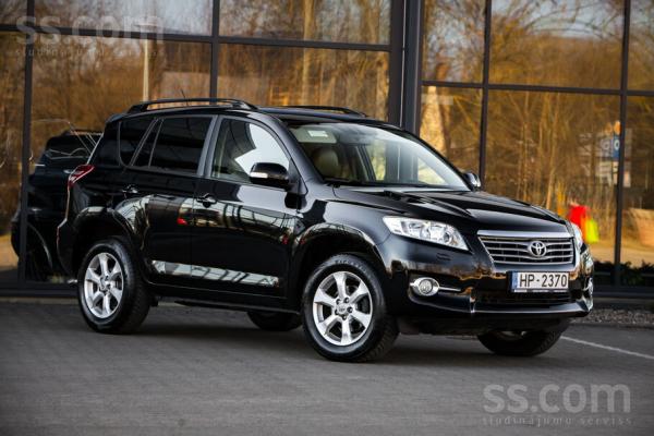 Black Toyota RAV4 2011 in Jelgava, with an engine capacity of 2.00 L and mileage of 145 thousand km for 11500 €, photo 5 on AUTOMOTO.COM.LV
