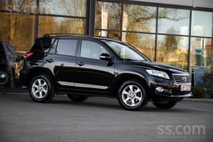 Black Toyota RAV4 2011 in Jelgava, with an engine capacity of 2.00 L and mileage of 145 thousand km for 11500 €, photo 7 on AUTOMOTO.COM.LV